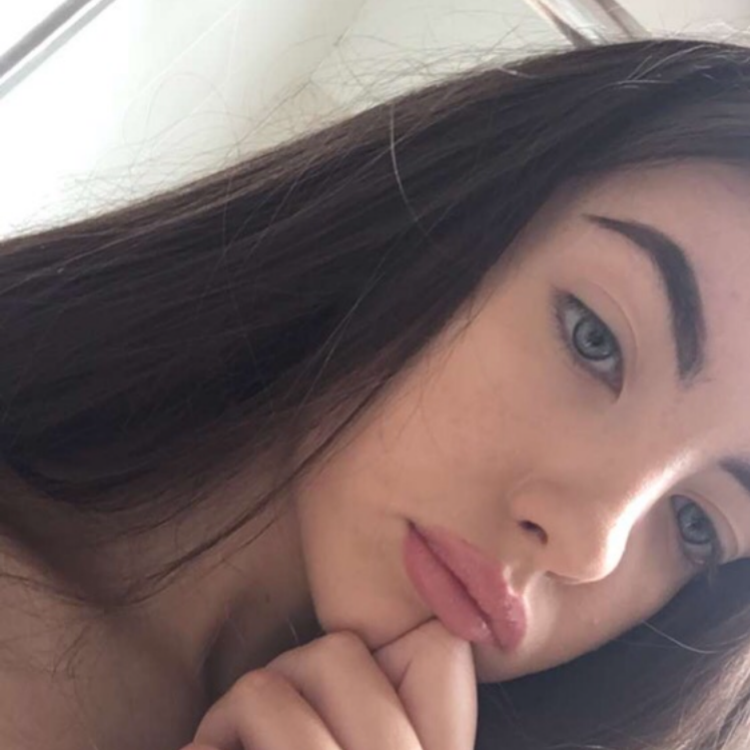 carolinee - Findonlinecontacts